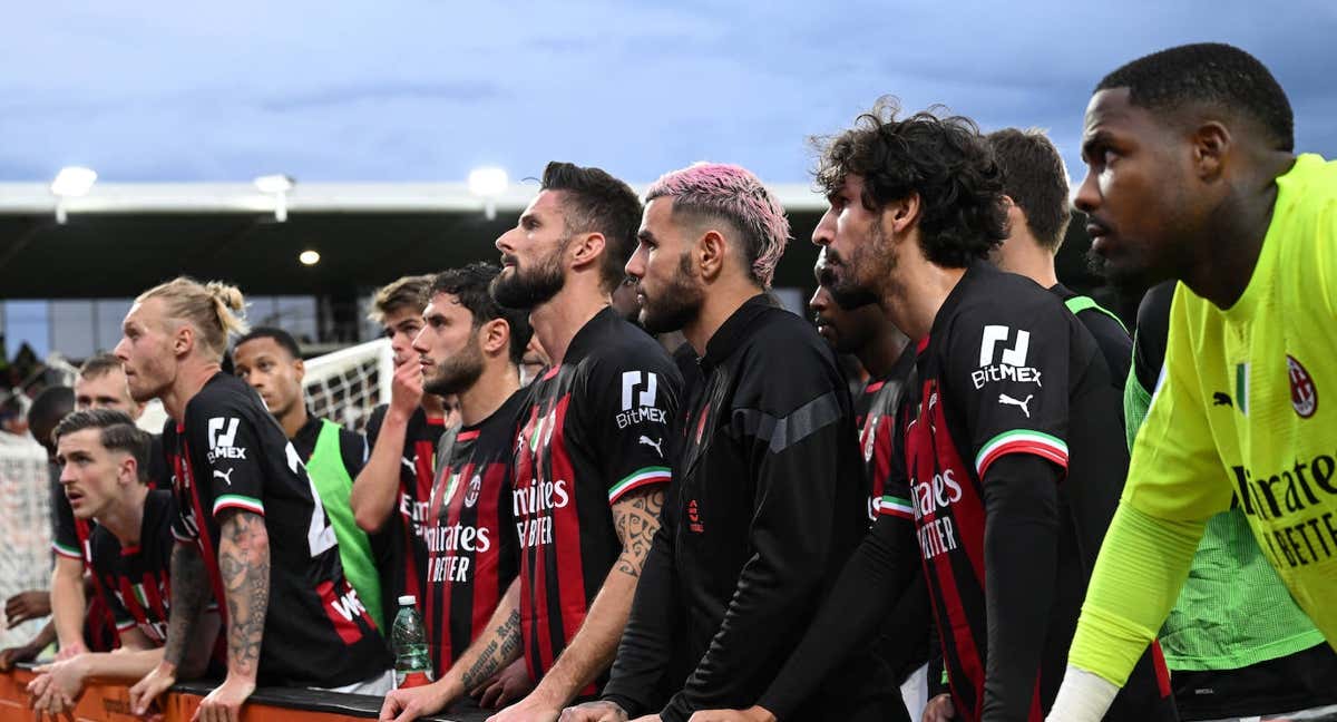 Insólita imagen de los ultras arengando al Milan tras caer ante la ...