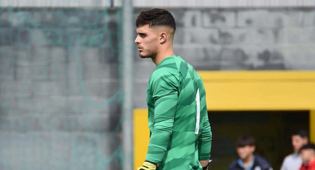 Esquivel abandona el partido de la Youth en ambulancia tras llevarse la ...