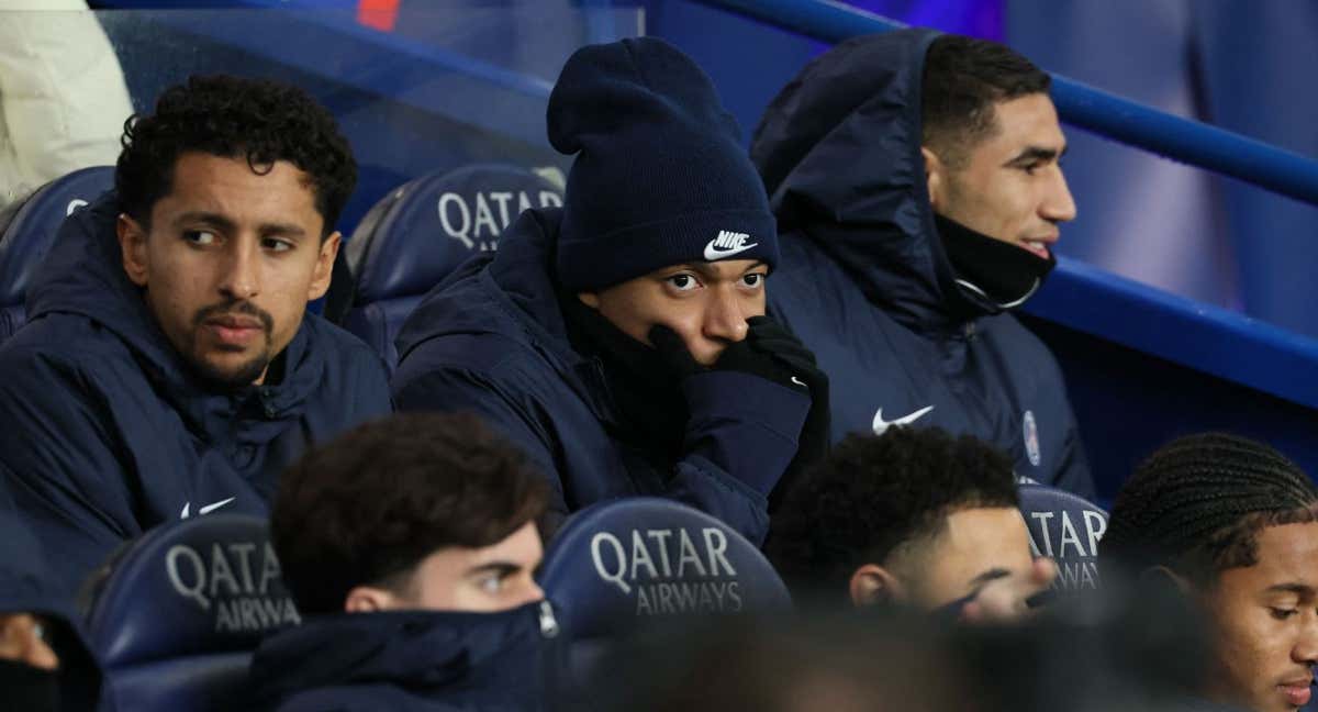 Mbappé no sale del banquillo casi tres años después, pero el PSG no ...