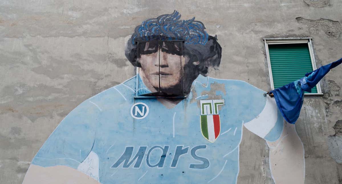 ¿Qué se esconde detrás de la ventana del mural más famoso de Maradona ...