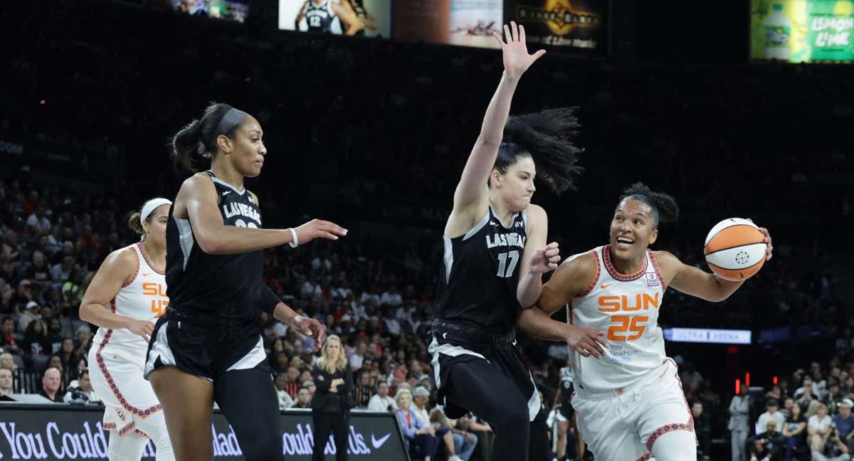 Megan Gustafson le gana la partida a Astou Ndour en la WNBA con la ...