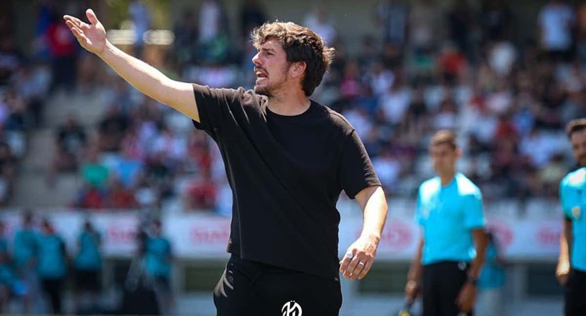 Javi Poves, el exfutbolista del 15-M que cree que la Tierra es plana ...